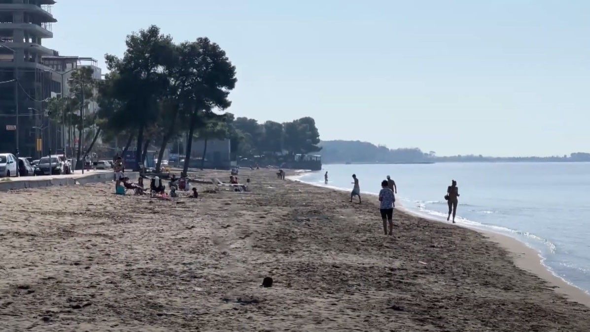 Beach even at the end of October in Shengjin, loyal visitors remain ...