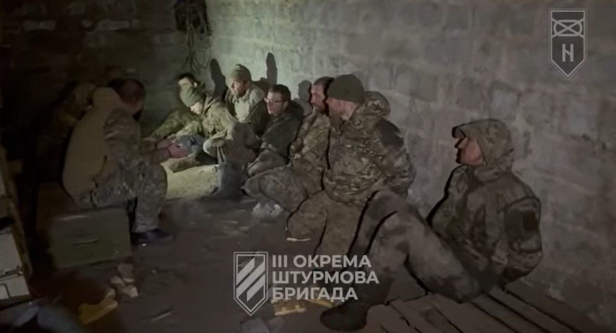 Ukrainasit dëbojnë rusët nga fshati Kopanky, arrijnë të zënë rob lufte ...