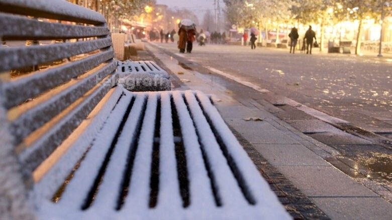 Parashikimi i motit, pasditja me shi e reshje bore dhe erëra të ...