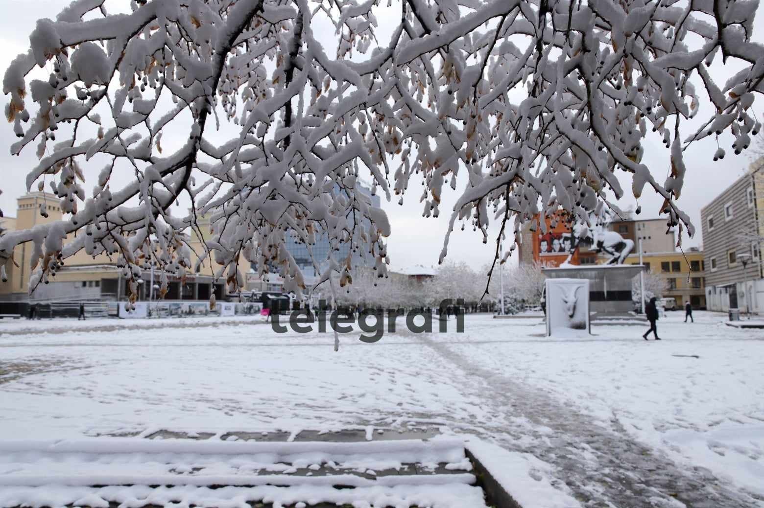 Reshje bore në kryeqytet - pamje nga sheshet - Telegrafi - Telegrafi