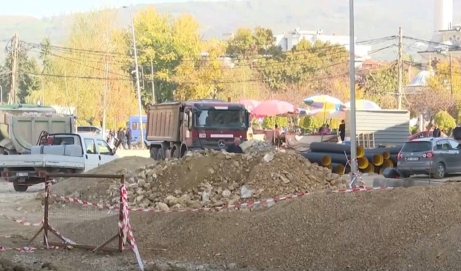 "Ali Zeneli" street in Mitrovica continues to be in a bad condition for a decade - Telegrafi ...