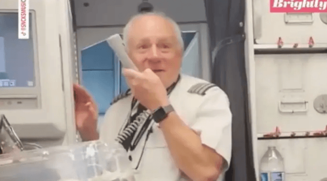 Exciting scene: The retired pilot makes the last flight together with ...