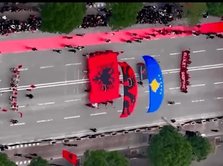 Valëvitja e flamujve me dron, Rama: Xhamadani vija-vija, o është Kosova ...