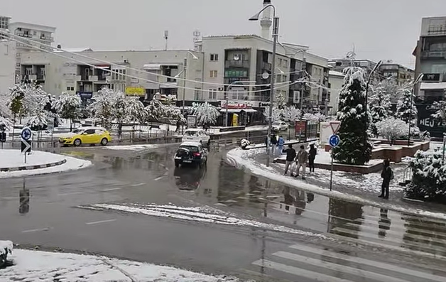 The snowfall whitens the city of Gjilan, the roads remain passable ...