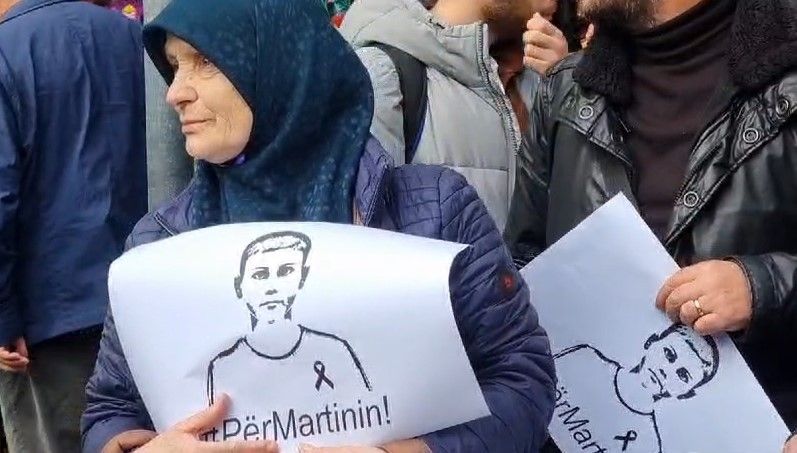 The murder of the 14-year-old, parents with tears in their eyes protest ...