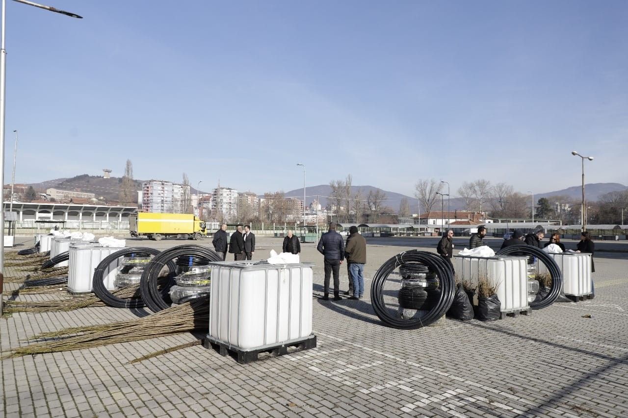 Komuna e Mitrovicës shpërndan fidane dhe sisteme moderne të ujitjes për ...