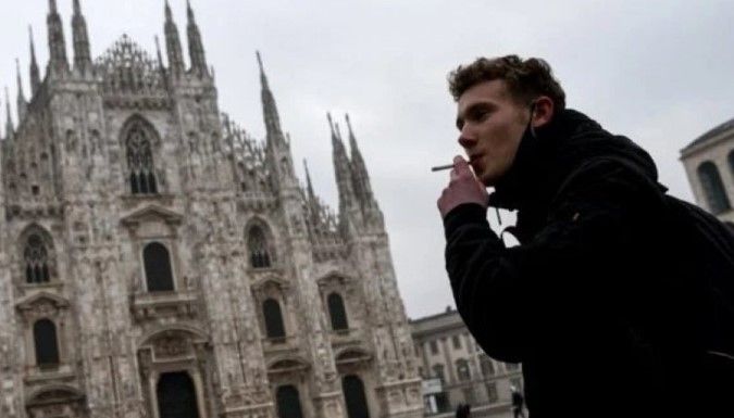 Ndalohet pirja e duhanit në ambiente të jashtme në Milano - këto janë ...