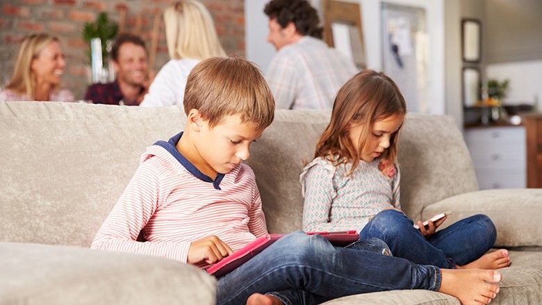 Signs that show your child is addicted to electronic devices ...