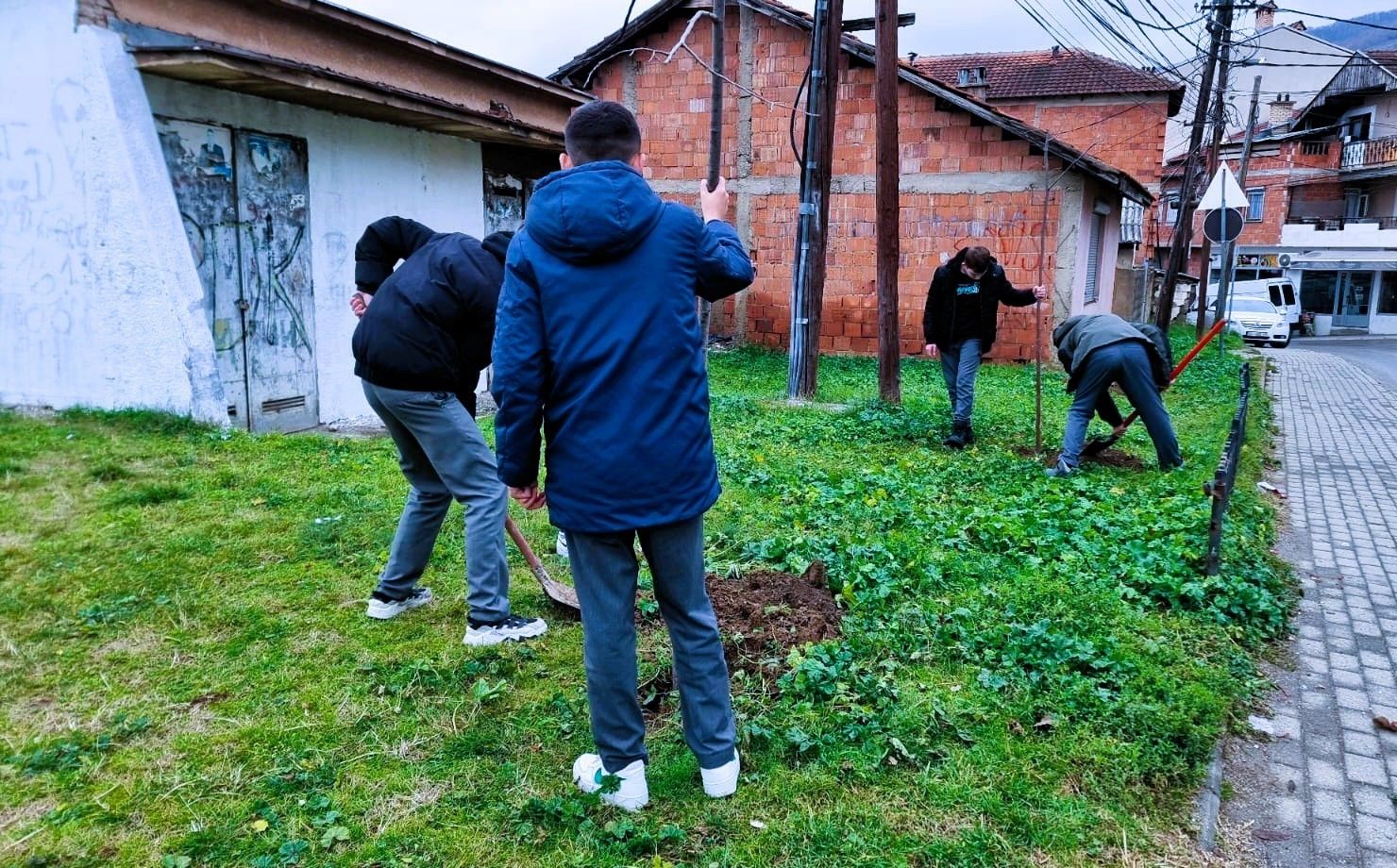 EC Ma Ndryshe bashkë me nxënësit pasuron hapësirën publike me fidanë - Telegrafi - Telegrafi