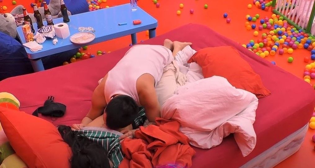 Kafshime, puthje, ledhatime – Momente sensuale mes Gjestit dhe Xhenetë - Telegrafi - Telegrafi