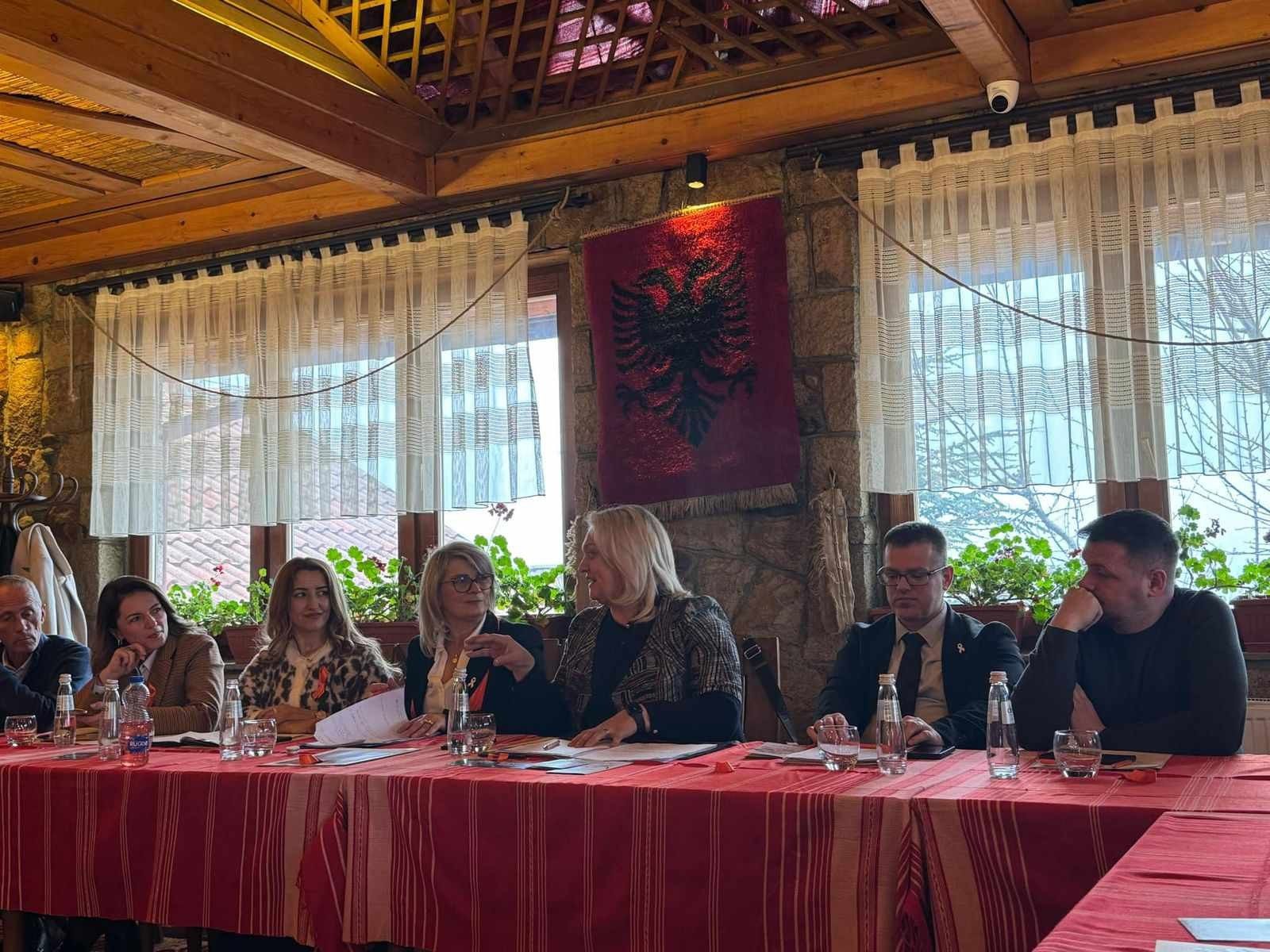 Mbahet takimi ndërgjegjësues për luftimin e dhunës në familje - Komuna ...