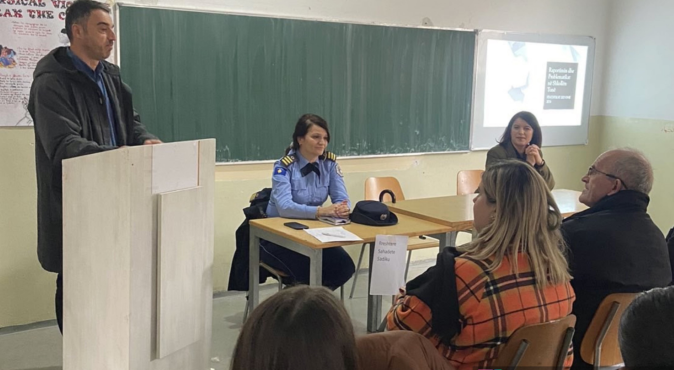 Policia e Gjilanit zhvillon debat me nxënësit për sigurinë në shkolla ...