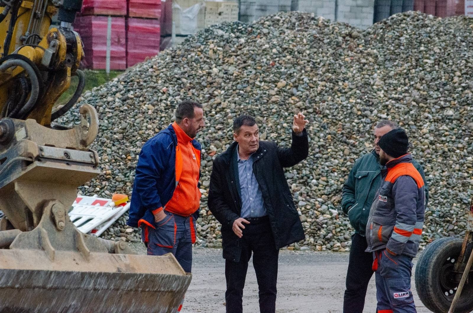 Kryetari i Komunës së Junikut, inspekton punimet në rrugën magjistrale ...