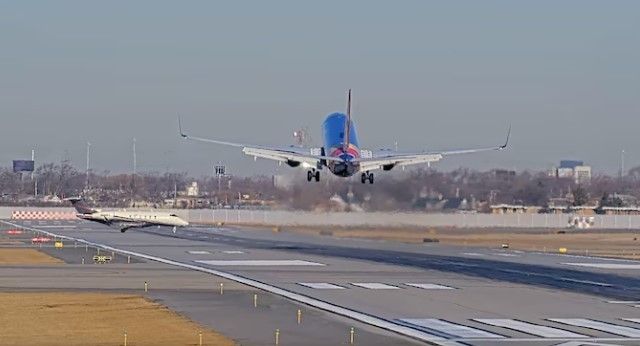 Tragedy averted at the last second in Chicago - private plane entered ...