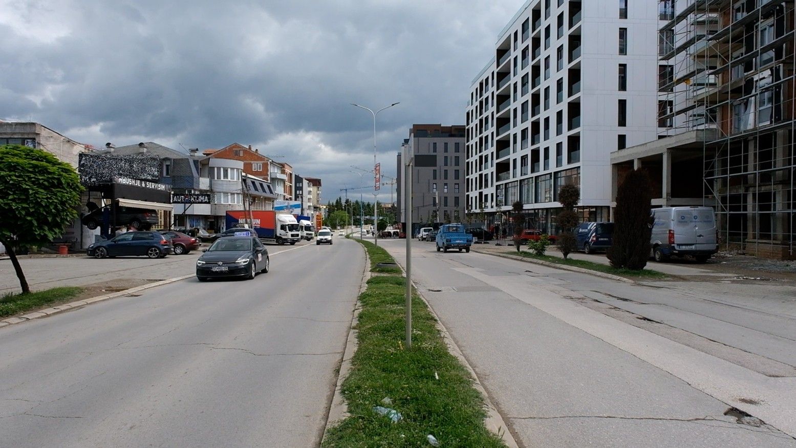 Fillojnë punimet për rehabilitimin e rrugës Transite në Gjakovë ...