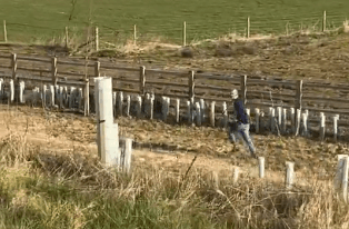 Publikohen pamje të një të burgosuri, pak pas arratisjes nga një furgon ...