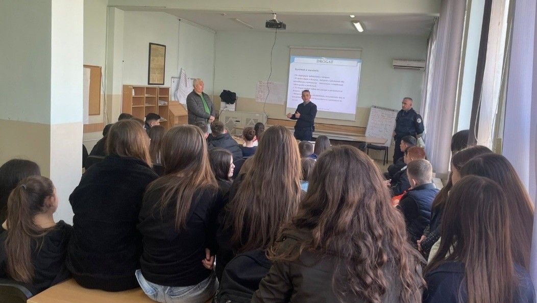 Ferizaj Police holds educational lecture for students of the "Tefik ...