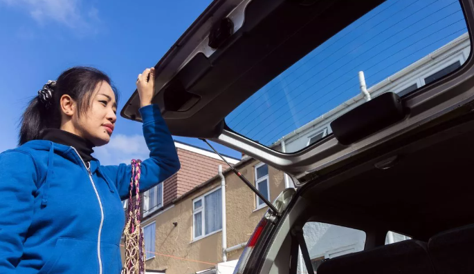 Dëgjoi tinguj të çuditshëm nga bagazhi i veturës, gruaja shokohet me ...