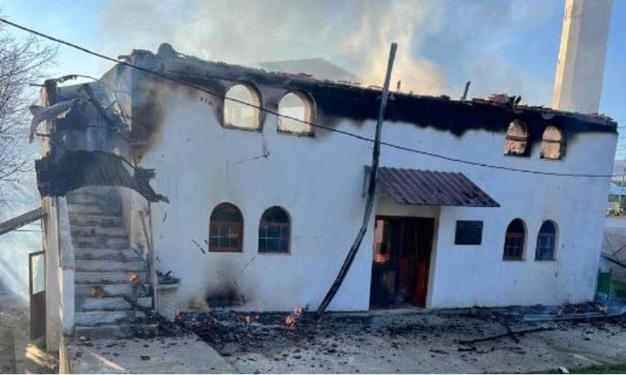 Përfshihet nga flakët xhamia në Bulqizë, nuk dihen shkaqet - Telegrafi ...