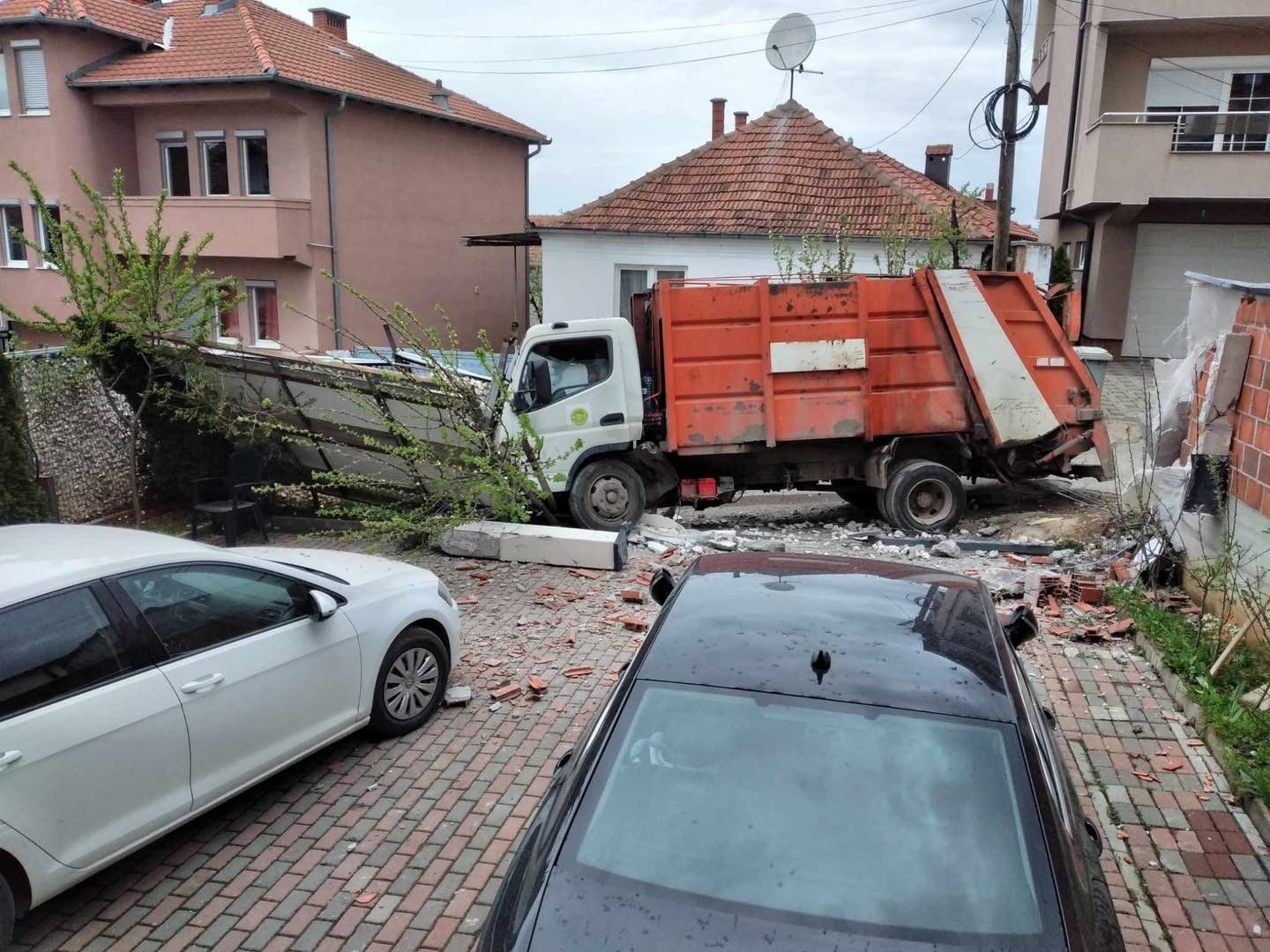 Kamioni i "Pastrimit" aksidentohet dhe përfundon në rrethojat e një ...