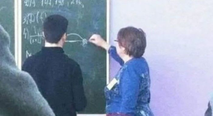 Një foto nga një shkollë shokoi të gjithë - duhet ta shihni detajin në ...