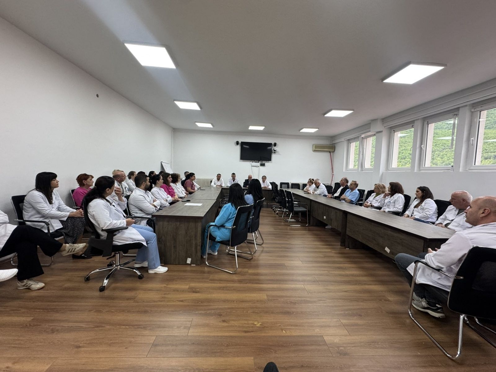 Menaxhmenti i Spitalit të Pejës prezanton planin e punës para stafit ...