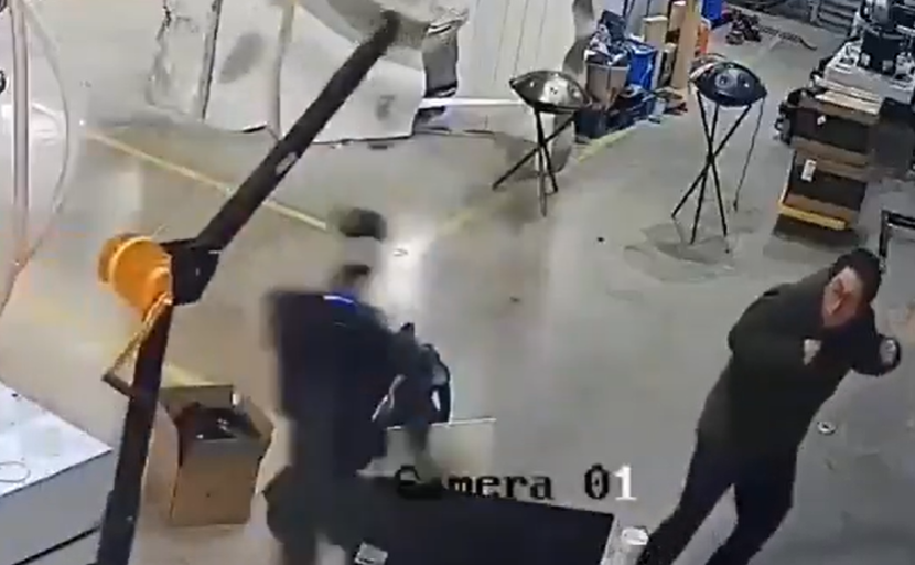 Chinese robot suddenly loses control - makes strange movements, attacks ...