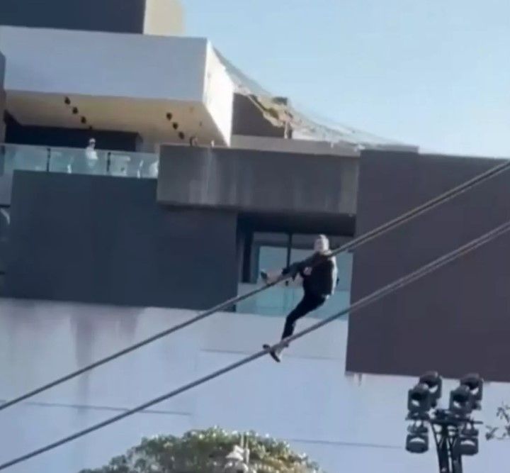 A man tried to "climb" the mooring ropes of a cruise ship in Sydney ...