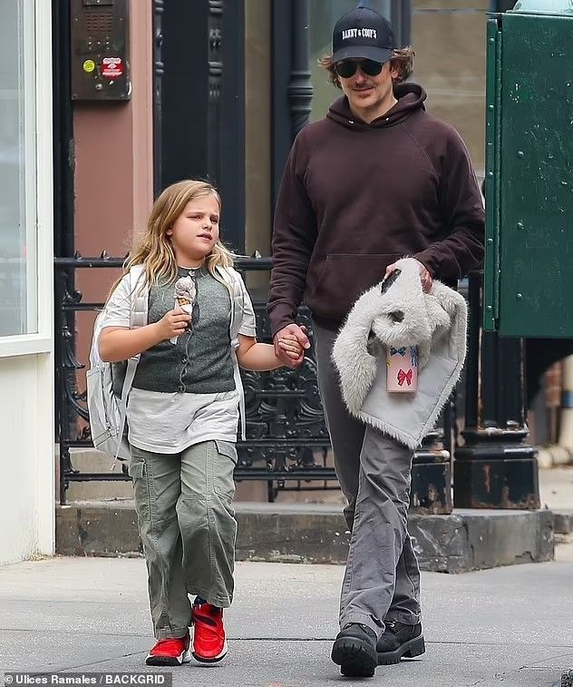 Gigi Hadid shines solo in New York, while Bradley spends time with his ...