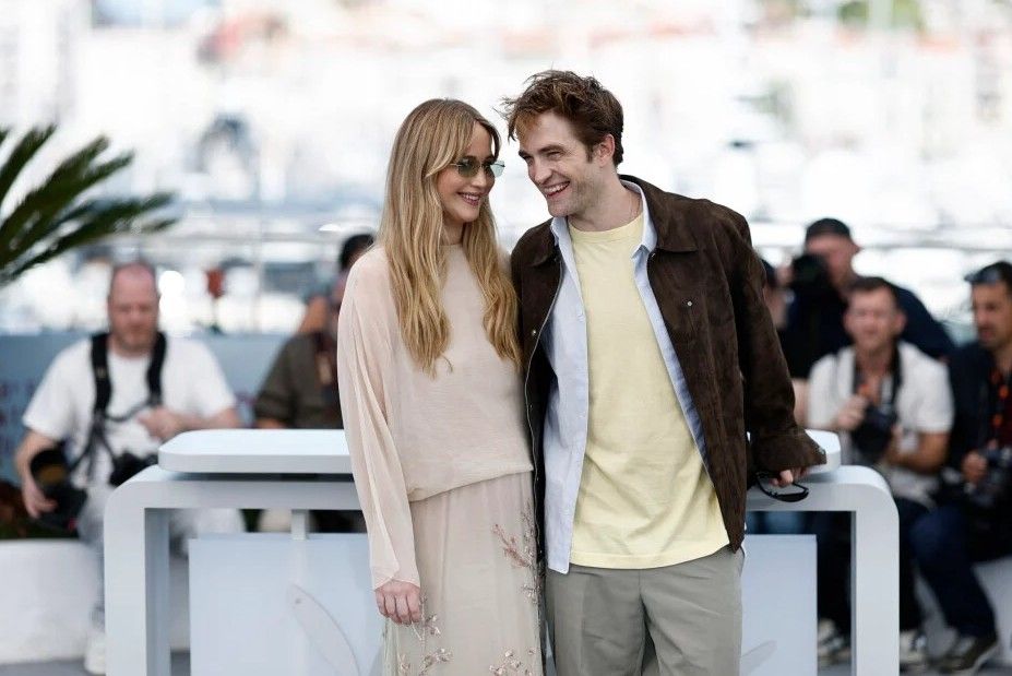 Jennifer Lawrence në skenat e seksit me Robert Pattinson: E sulmuam ...