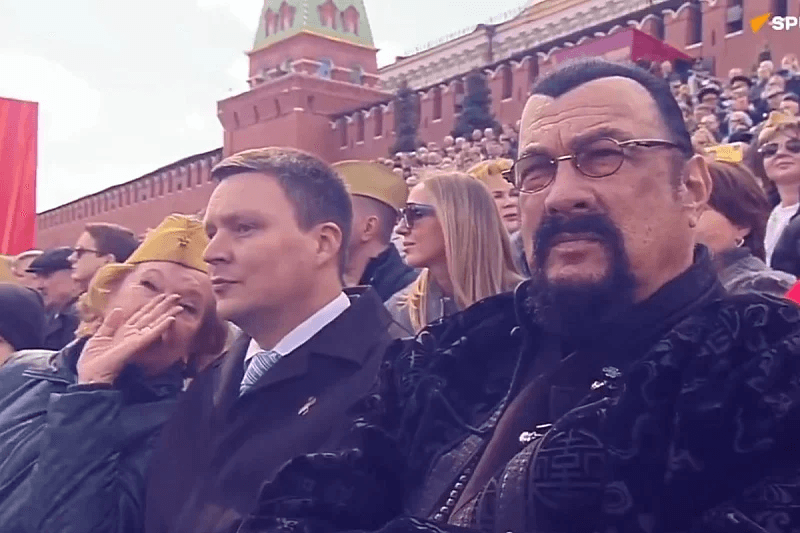 Steven Seagal filmohet në një paradë ushtarake në Moskë - aktori është ...