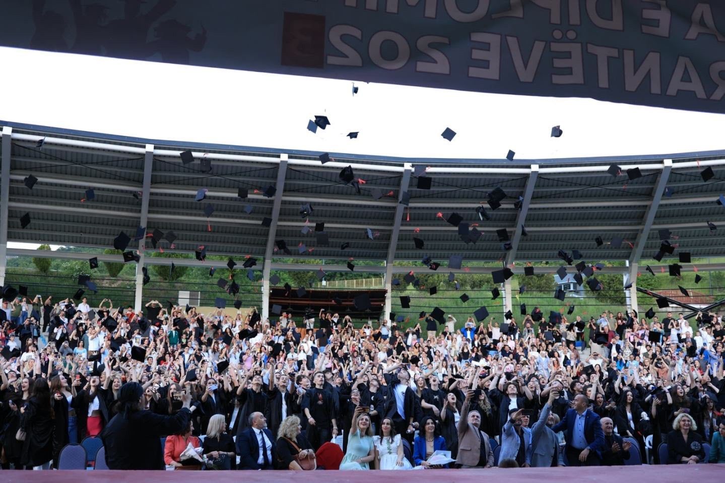 Një festë emocionuese për maturantët e Gjimnazit “Sami Frashëri” në ...