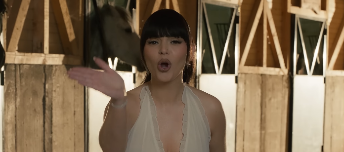 Mes dramës së fundit me Egli Takon, Fifi paralajmëron një tjetër këngë të re - Telegrafi - Telegrafi