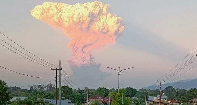 Volcano erupts, flight cancellations and evacuations in Bali, Indonesia ...