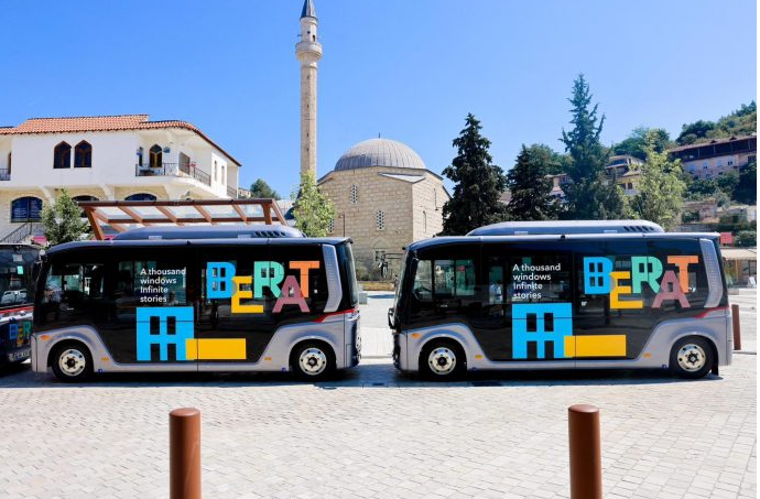 Autobusë elektrikë në shërbim të turistëve në Berat - Telegrafi - Telegrafi