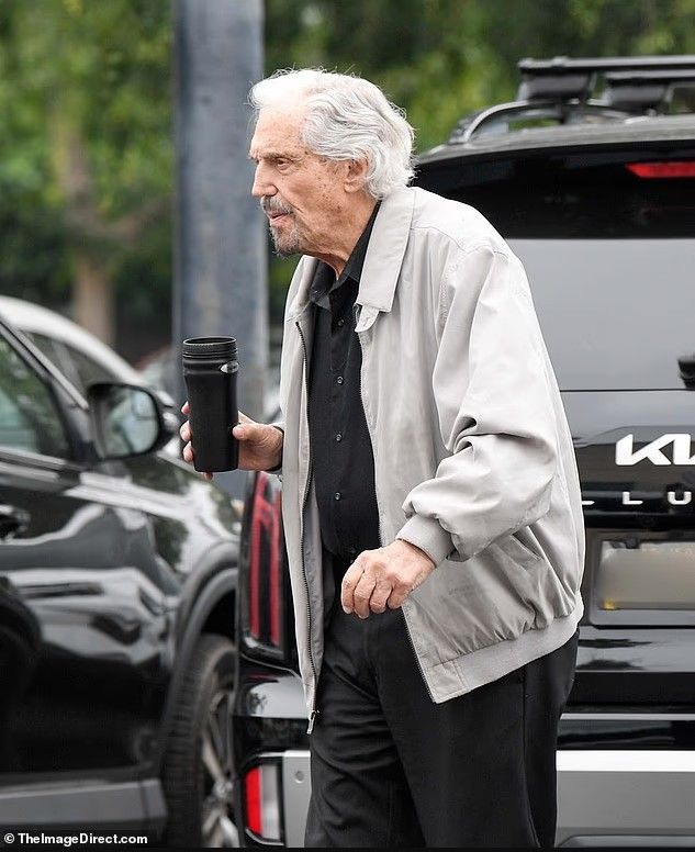 Ylli legjendar i “Barney Miller”, Hal Linden, shfaqet rrallë në publik ...