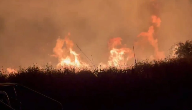 Shpërthen zjarr në Vallandovë, QMK kërkon helikopterë nga MPB-ja ...