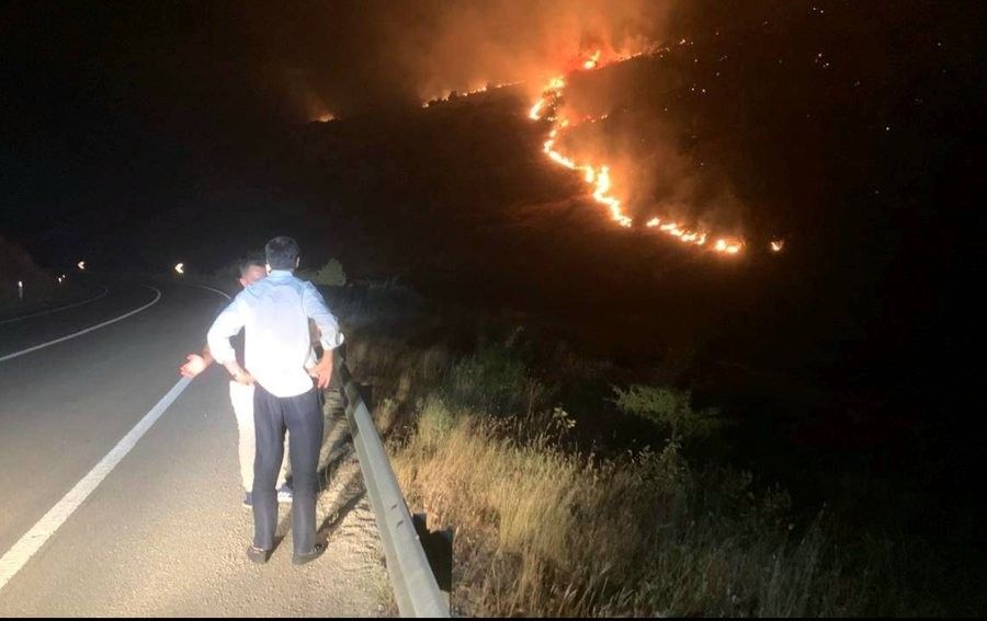 Zjarret në Vërnik, janë angazhuar rreth 150 efektivë dhe 11 mjete ...