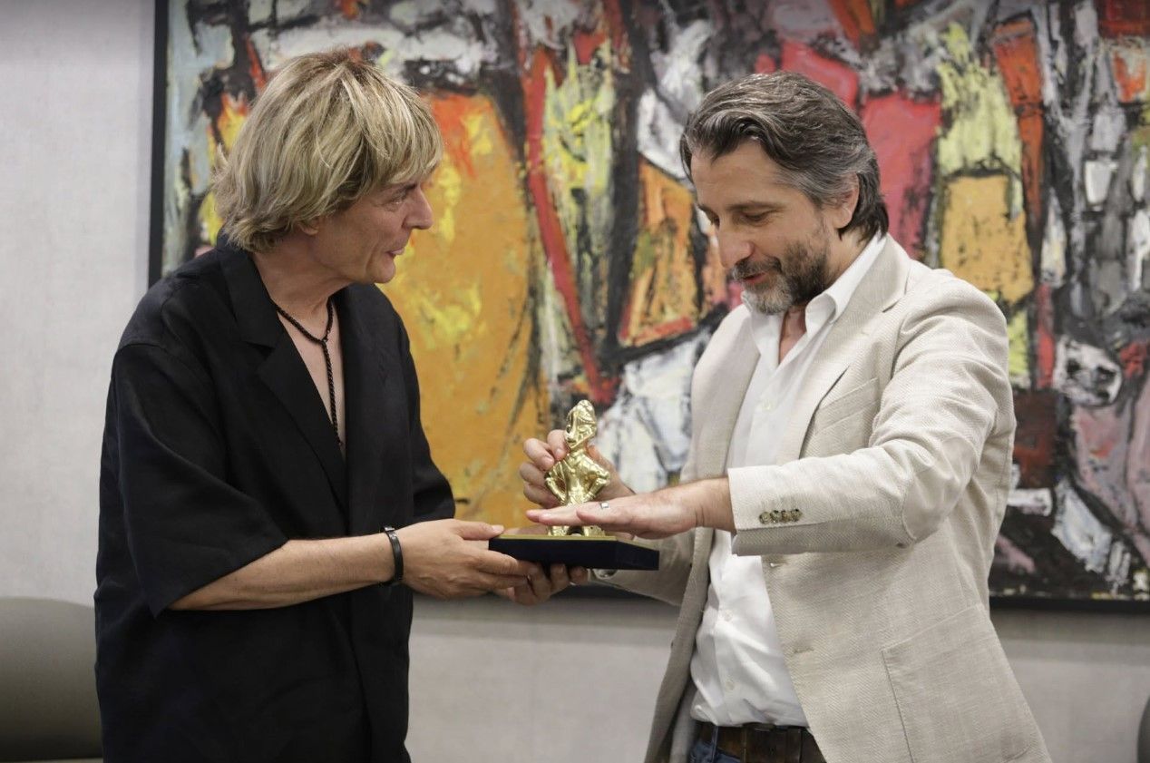 Armend Rexhepagiqi nderohet me “Hyjneshën në Fron” dhe mirënjohje të ...