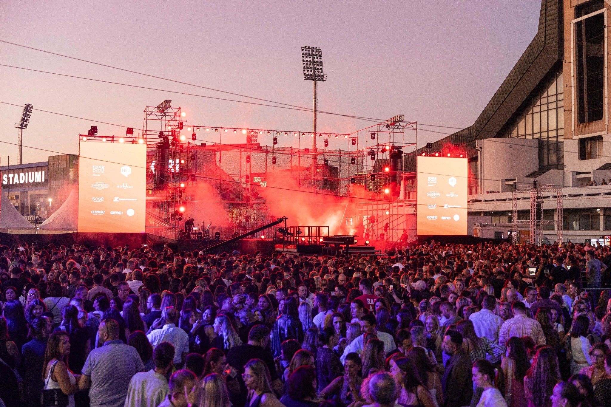 Koncerti i jashtëzakonshëm i Armend Rexhepagiqit në Prishtinë ...