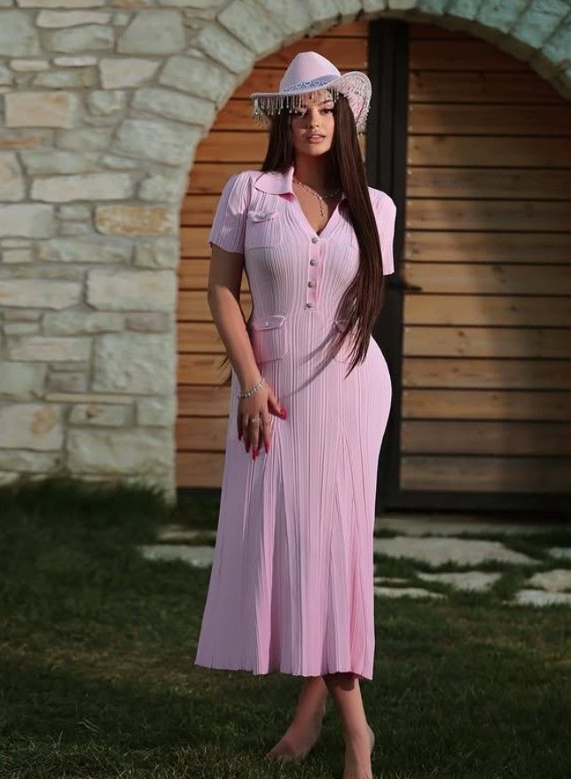 Enca Haxhia mahnit me një paraqitje elegante në rozë, ndryshe nga herët ...