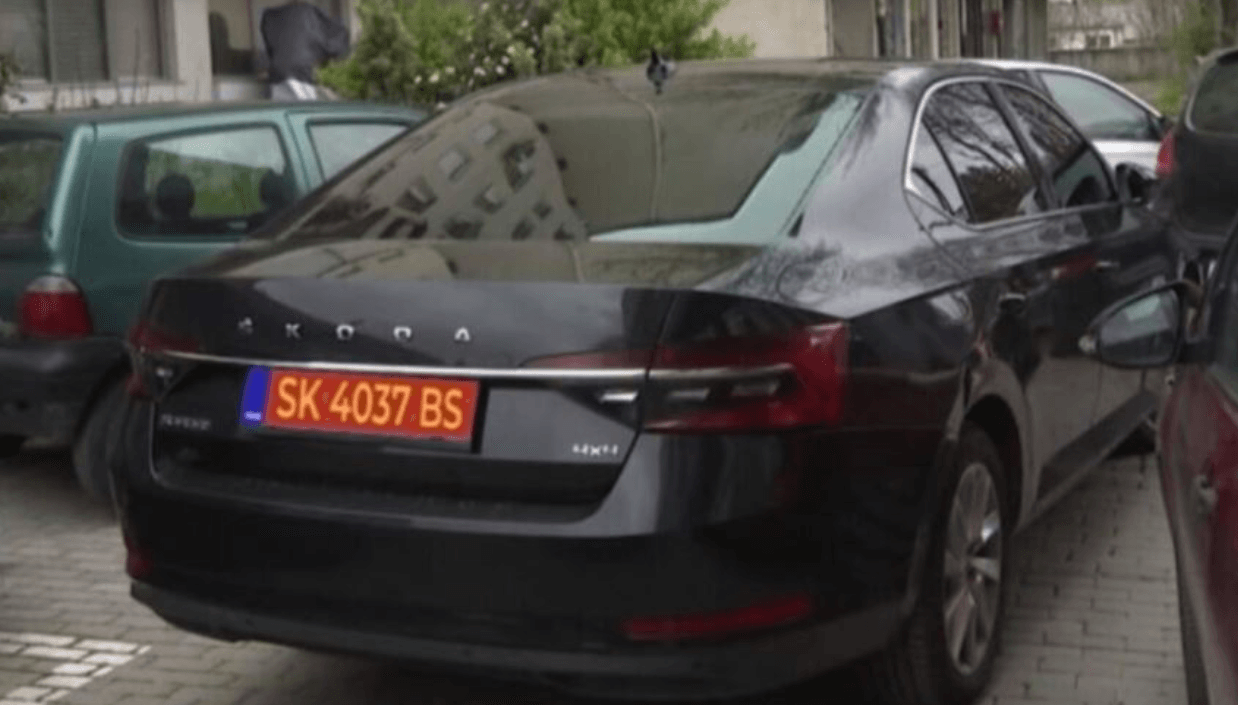 Deri më 15 shtator, të gjitha automjetet zyrtare duhet të kenë targa me ...