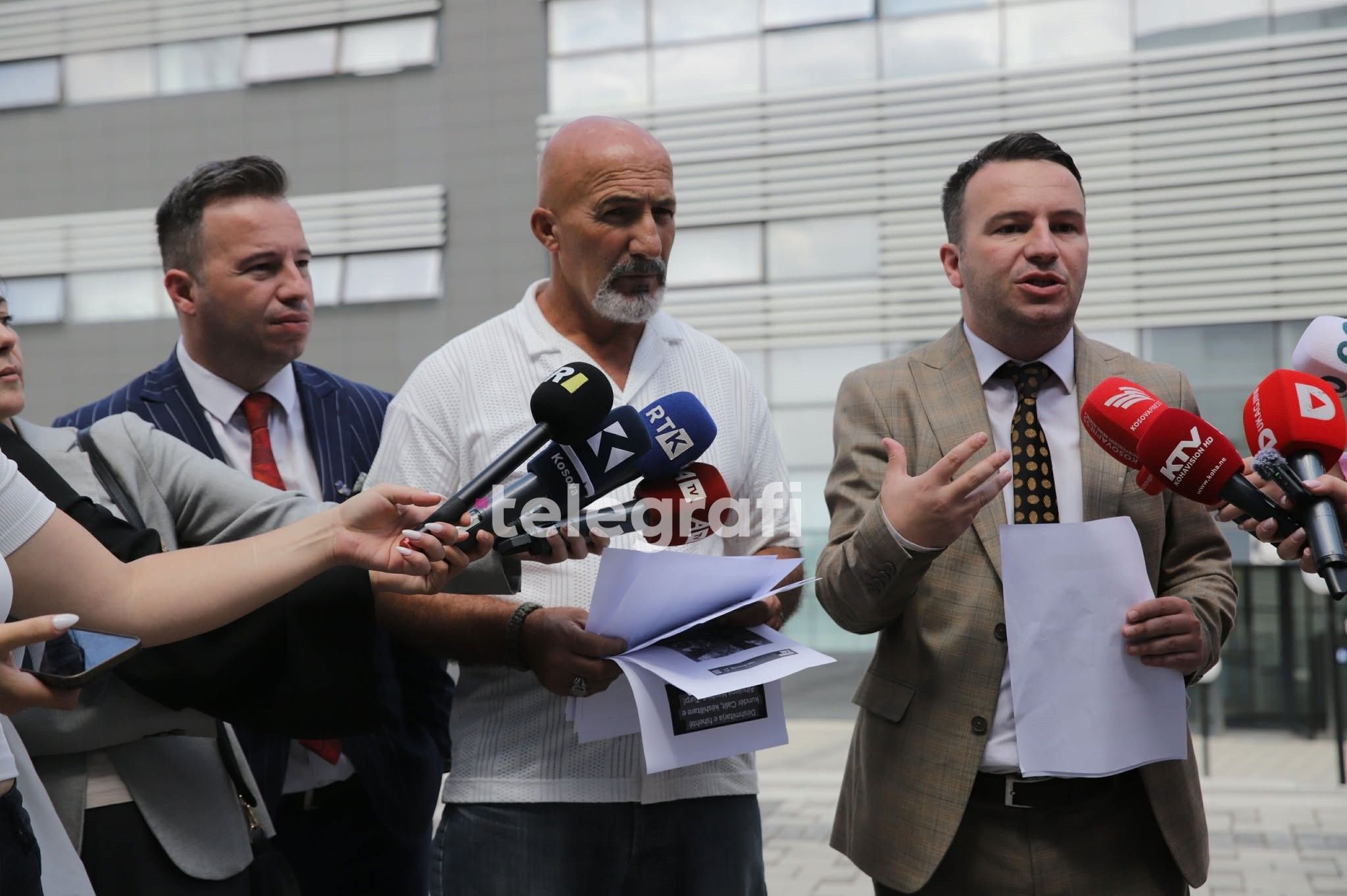 Veterani i luftës dorëzon kallëzim penal ndaj deputetes Fitore Pacolli ...