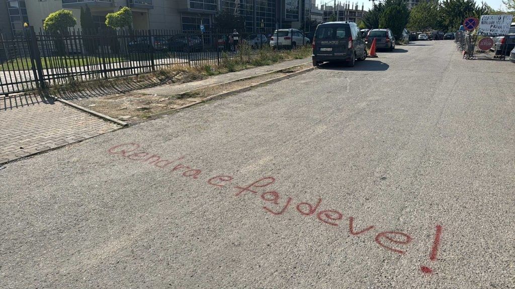 “Qendra e fajdeve”, grafite para Gjykatës në Gjilan - Telegrafi - Telegrafi