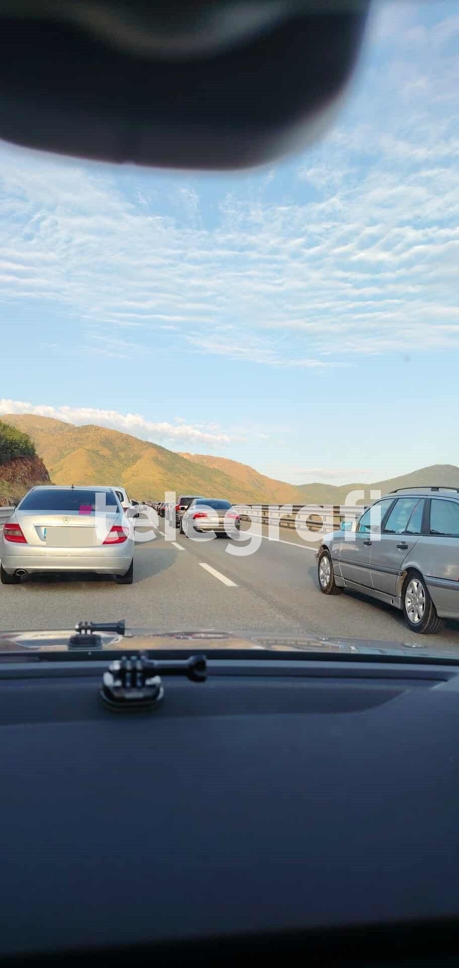 Long columns of vehicles on the "Rruga e Kombit" - Telegraph - Telegraph