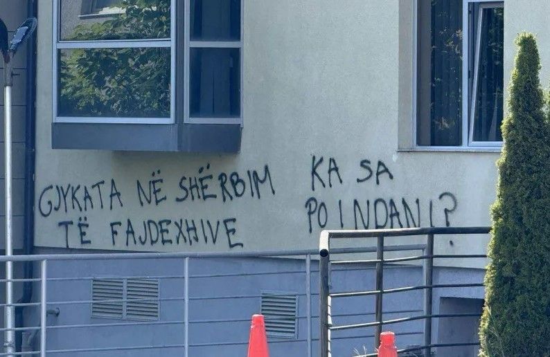“Qendra e fajdeve”, grafite para Gjykatës në Gjilan - Telegrafi - Telegrafi