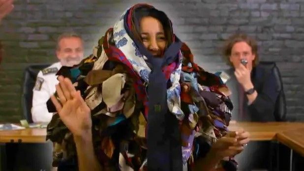 Politikania kanadeze vendos 330 kravata për të thyer rekordin botëror ...