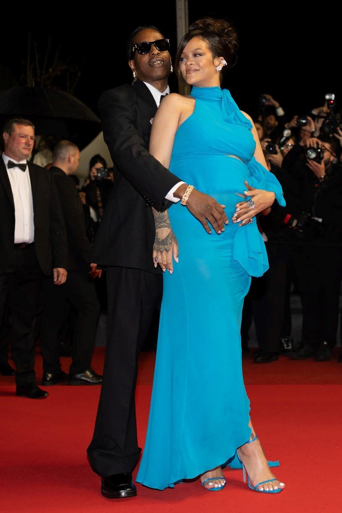 "Si pambuk sheqeri" - të gjithë po komentojnë veshjen e Rihannës për ...